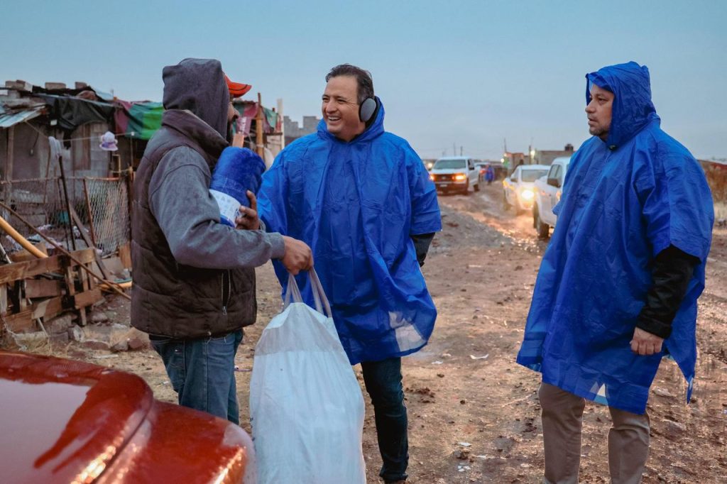 Alcalde Marco Bonilla recorre la colonia Los Mezquites y entrega apoyos ...